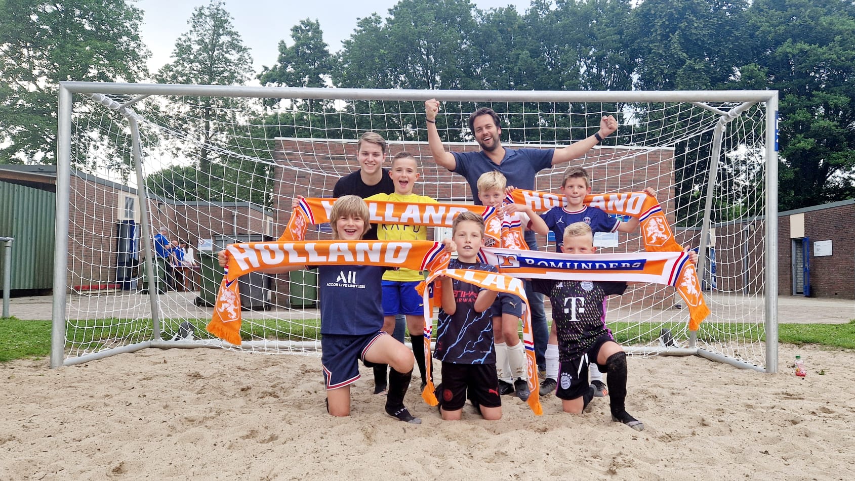 Romijnders viert EK met speciale juich-sjaal! - Romijnders